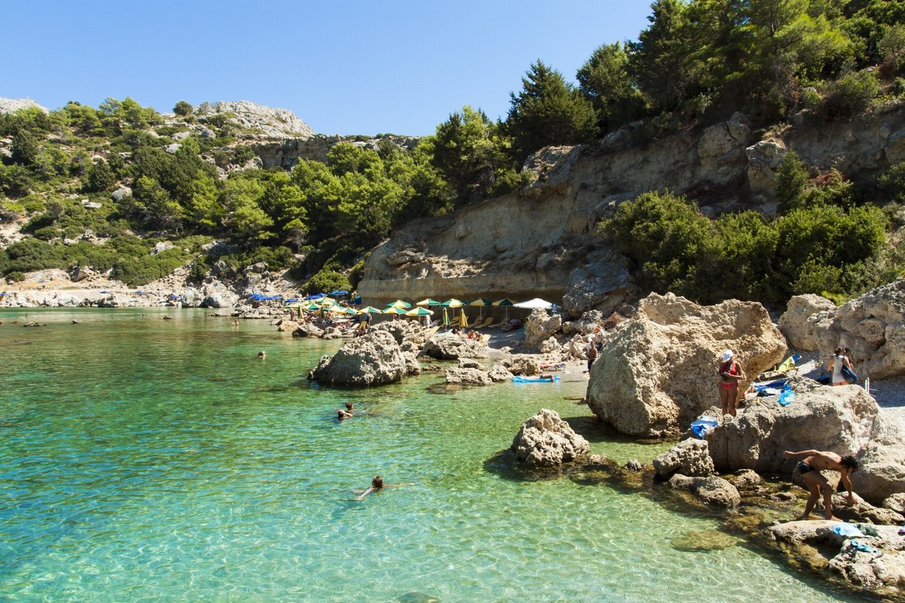 Pláž Anthony Quinn Bay na ostrově Rhodos - průvodce 2025 ...
